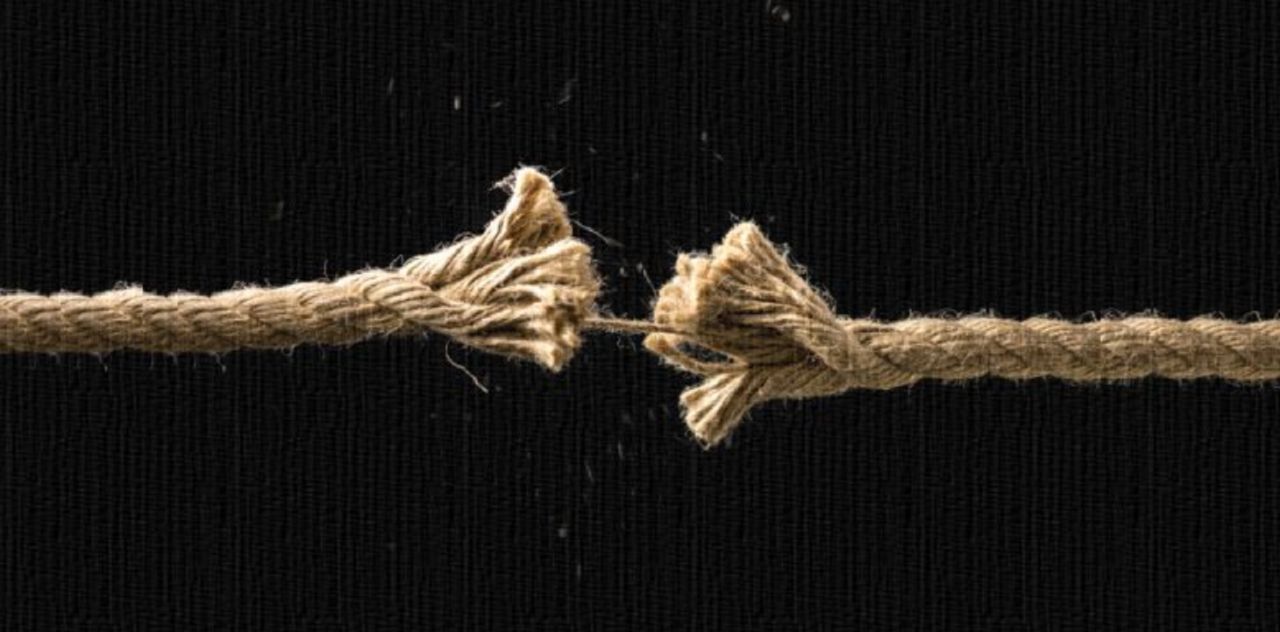 La corde est à sa limite et à tout moment, elle va se rompre ...